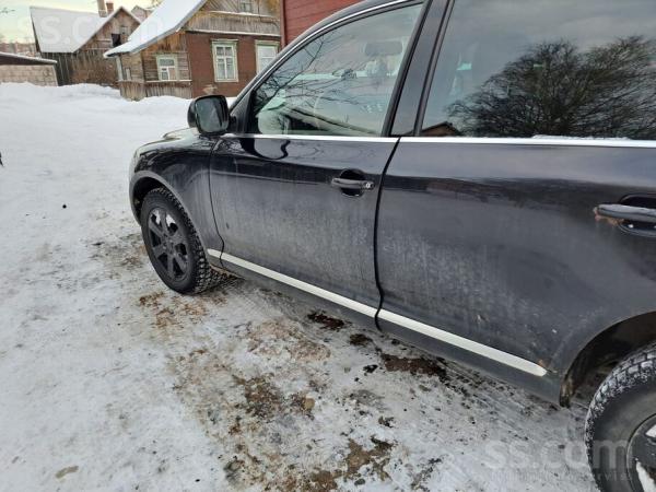 Black Volkswagen Touareg 2005 in Rezekne, with an engine capacity of 3.00 L and mileage of 362 thousand km for 2100 €, photo 4 on AUTOMOTO.COM.LV