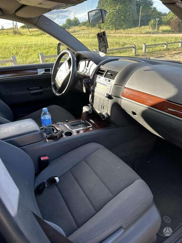 Black Volkswagen Touareg 2005 in Utena, with an engine capacity of 2.46 L and mileage of 300 thousand km for 2950 €, photo 6 on AUTOMOTO.COM.LV