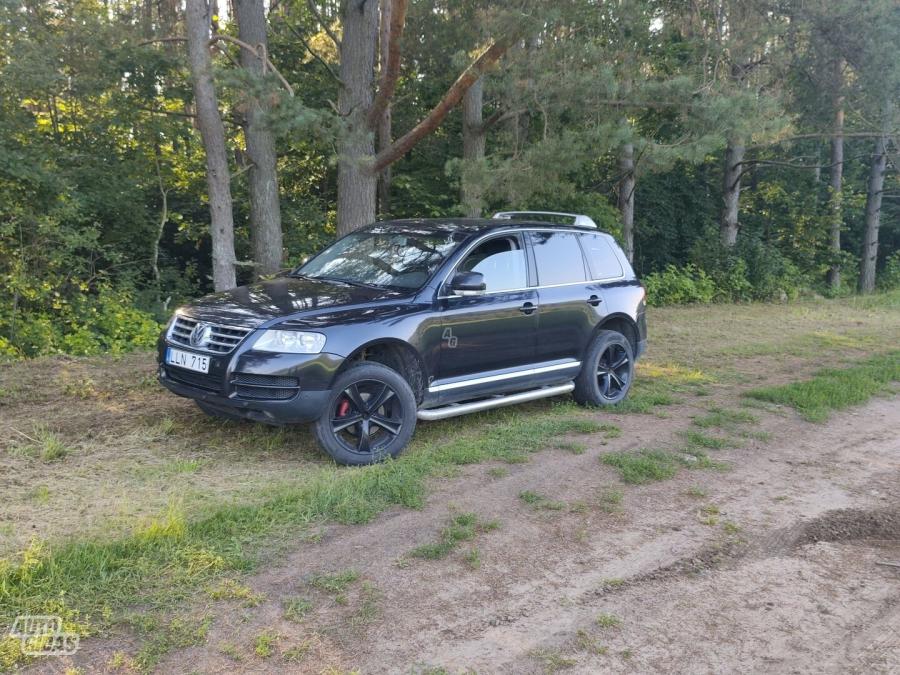 Black Volkswagen Touareg 2005 in Kretinga, with an engine capacity of 2.50 L and mileage of 350 thousand km for 1800 €, photo 1 on AUTOMOTO.COM.LV