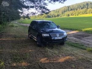 Black Volkswagen Touareg 2005 in Kretinga, with an engine capacity of 2.50 L and mileage of 350 thousand km for 1800 €, photo 3 on AUTOMOTO.COM.LV