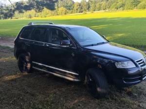 Black Volkswagen Touareg 2005 in Kretinga, with an engine capacity of 2.50 L and mileage of 350 thousand km for 1800 €, photo 4 on AUTOMOTO.COM.LV