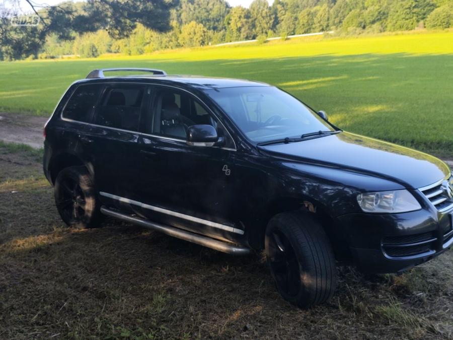 Black Volkswagen Touareg 2005 in Kretinga, with an engine capacity of 2.50 L and mileage of 350 thousand km for 1800 €, photo 4 on AUTOMOTO.COM.LV