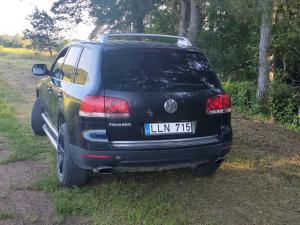 Black Volkswagen Touareg 2005 in Kretinga, with an engine capacity of 2.50 L and mileage of 350 thousand km for 1800 €, photo 5 on AUTOMOTO.COM.LV