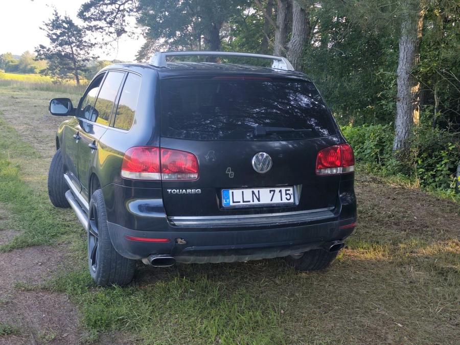 Black Volkswagen Touareg 2005 in Kretinga, with an engine capacity of 2.50 L and mileage of 350 thousand km for 1800 €, photo 5 on AUTOMOTO.COM.LV