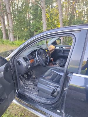 Black Volkswagen Touareg 2005 in Kretinga, with an engine capacity of 2.50 L and mileage of 350 thousand km for 1800 €, photo 6 on AUTOMOTO.COM.LV