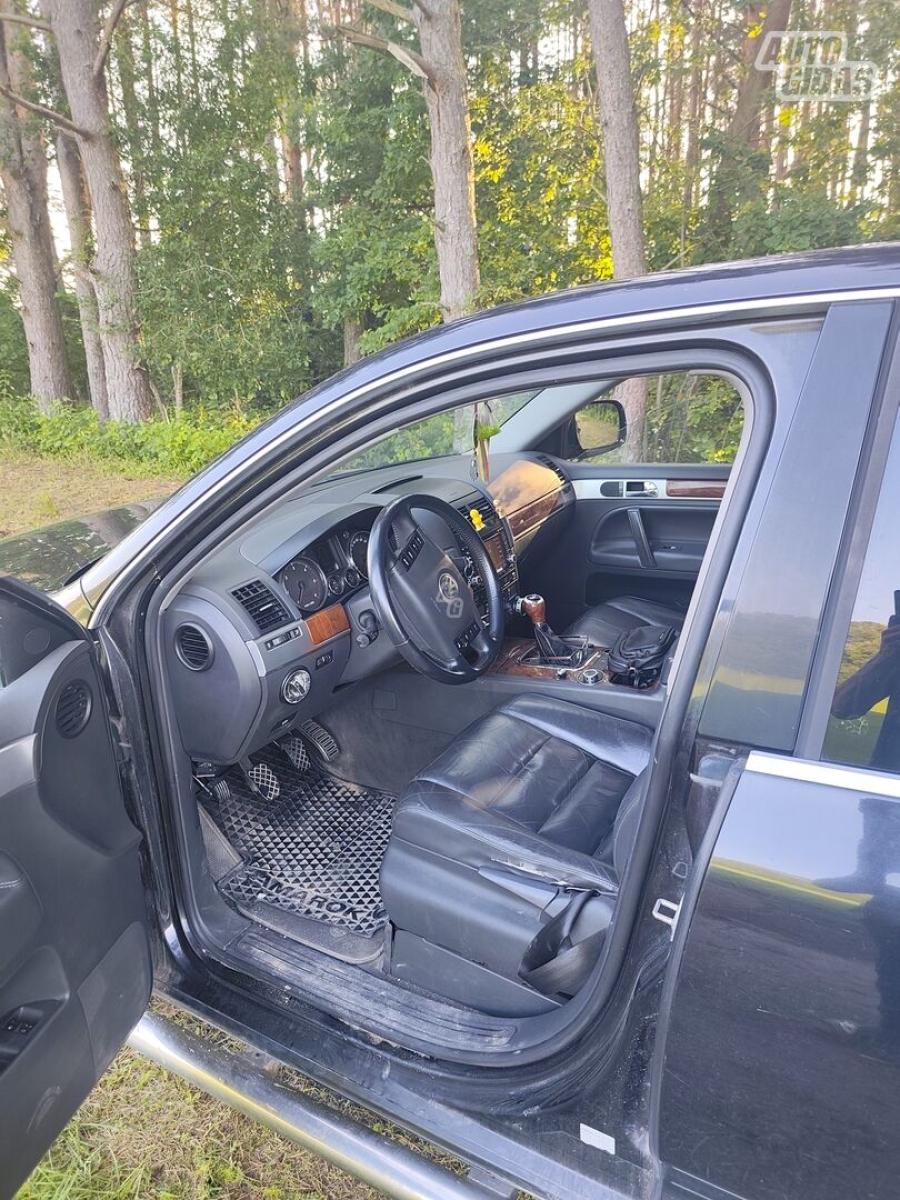Black Volkswagen Touareg 2005 in Kretinga, with an engine capacity of 2.50 L and mileage of 350 thousand km for 1800 €, photo 6 on AUTOMOTO.COM.LV