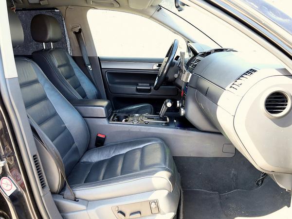 Black Volkswagen Touareg 2005 in Tallinn, with an engine capacity of 3.00 L and mileage of 316 thousand km for 1199 €, photo 6 on AUTOMOTO.COM.LV