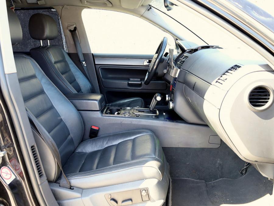 Melns Volkswagen Touareg 2005 Tallina, ar dzinēja tilpumu 3.00 L un nobraukumu 316 tūkst. km par 1199 €, foto 7 vietnē AUTOMOTO.COM.LV