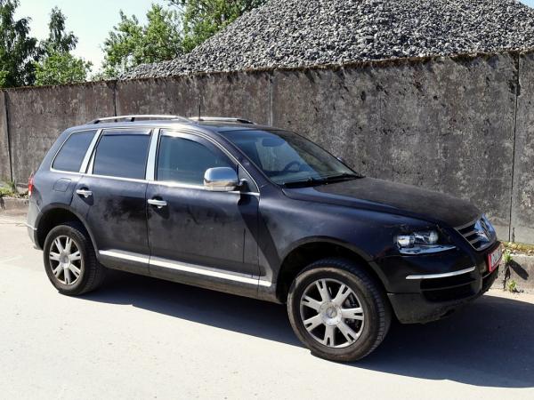 Black Volkswagen Touareg 2005 in Tallinn, with an engine capacity of 3.00 L and mileage of 316 thousand km for 1199 €, photo 8 on AUTOMOTO.COM.LV