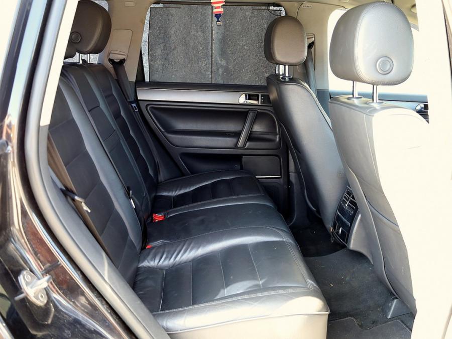 Melns Volkswagen Touareg 2005 Tallina, ar dzinēja tilpumu 3.00 L un nobraukumu 316 tūkst. km par 1199 €, foto 15 vietnē AUTOMOTO.COM.LV