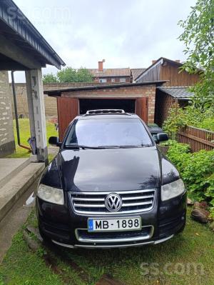 Black Volkswagen Touareg 2005 in Daugavpils, with an engine capacity of 5.00 L and mileage of 285 thousand km for 2500 €, photo  on AUTOMOTO.COM.LV