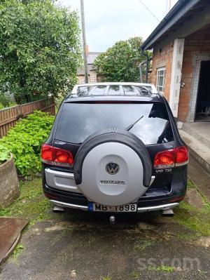 Black Volkswagen Touareg 2005 in Daugavpils, with an engine capacity of 5.00 L and mileage of 285 thousand km for 2500 €, photo 3 on AUTOMOTO.COM.LV