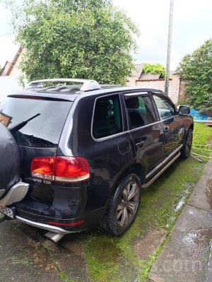 Black Volkswagen Touareg 2005 in Daugavpils, with an engine capacity of 5.00 L and mileage of 285 thousand km for 2500 €, photo 4 on AUTOMOTO.COM.LV