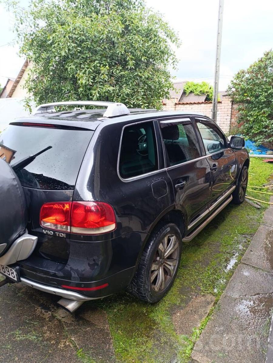Black Volkswagen Touareg 2005 in Daugavpils, with an engine capacity of 5.00 L and mileage of 285 thousand km for 2500 €, photo 4 on AUTOMOTO.COM.LV