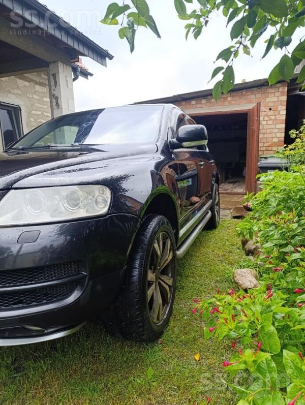 Black Volkswagen Touareg 2005 in Daugavpils, with an engine capacity of 5.00 L and mileage of 285 thousand km for 2500 €, photo 4 on AUTOMOTO.COM.LV