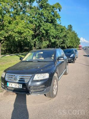 Melns Volkswagen Touareg 2005 Rīga, ar dzinēja tilpumu 2.50 L un nobraukumu 402 tūkst. km par 1100 €, foto  vietnē AUTOMOTO.COM.LV