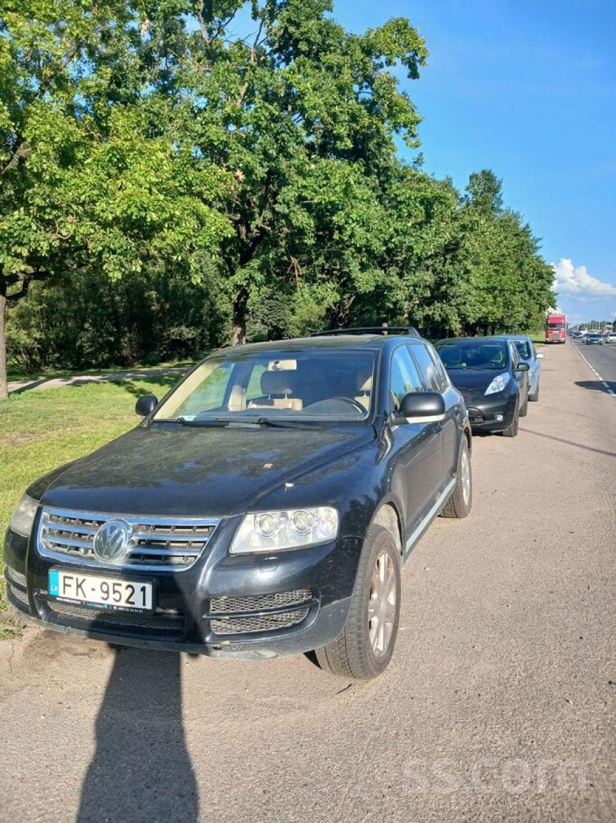 Black Volkswagen Touareg 2005 in Riga, with an engine capacity of 2.50 L and mileage of 402 thousand km for 1100 €, photo 1 on AUTOMOTO.COM.LV