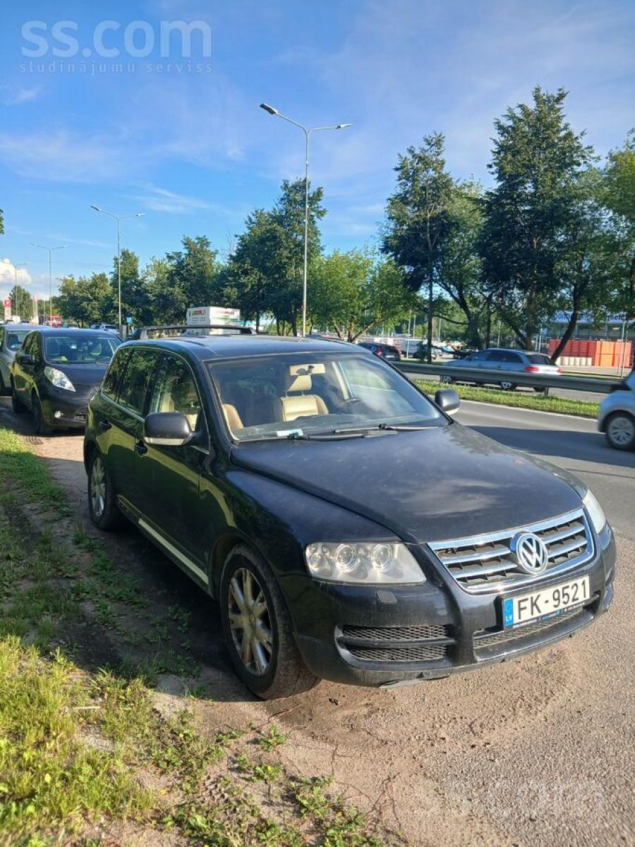 Black Volkswagen Touareg 2005 in Riga, with an engine capacity of 2.50 L and mileage of 402 thousand km for 1100 €, photo 3 on AUTOMOTO.COM.LV