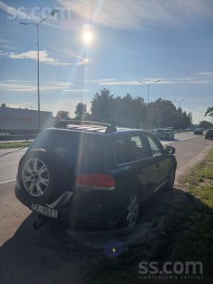 Black Volkswagen Touareg 2005 in Riga, with an engine capacity of 2.50 L and mileage of 402 thousand km for 1100 €, photo 4 on AUTOMOTO.COM.LV