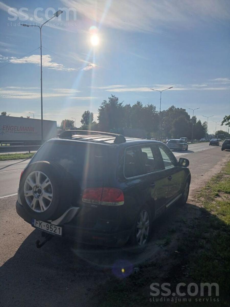 Black Volkswagen Touareg 2005 in Riga, with an engine capacity of 2.50 L and mileage of 402 thousand km for 1100 €, photo 4 on AUTOMOTO.COM.LV