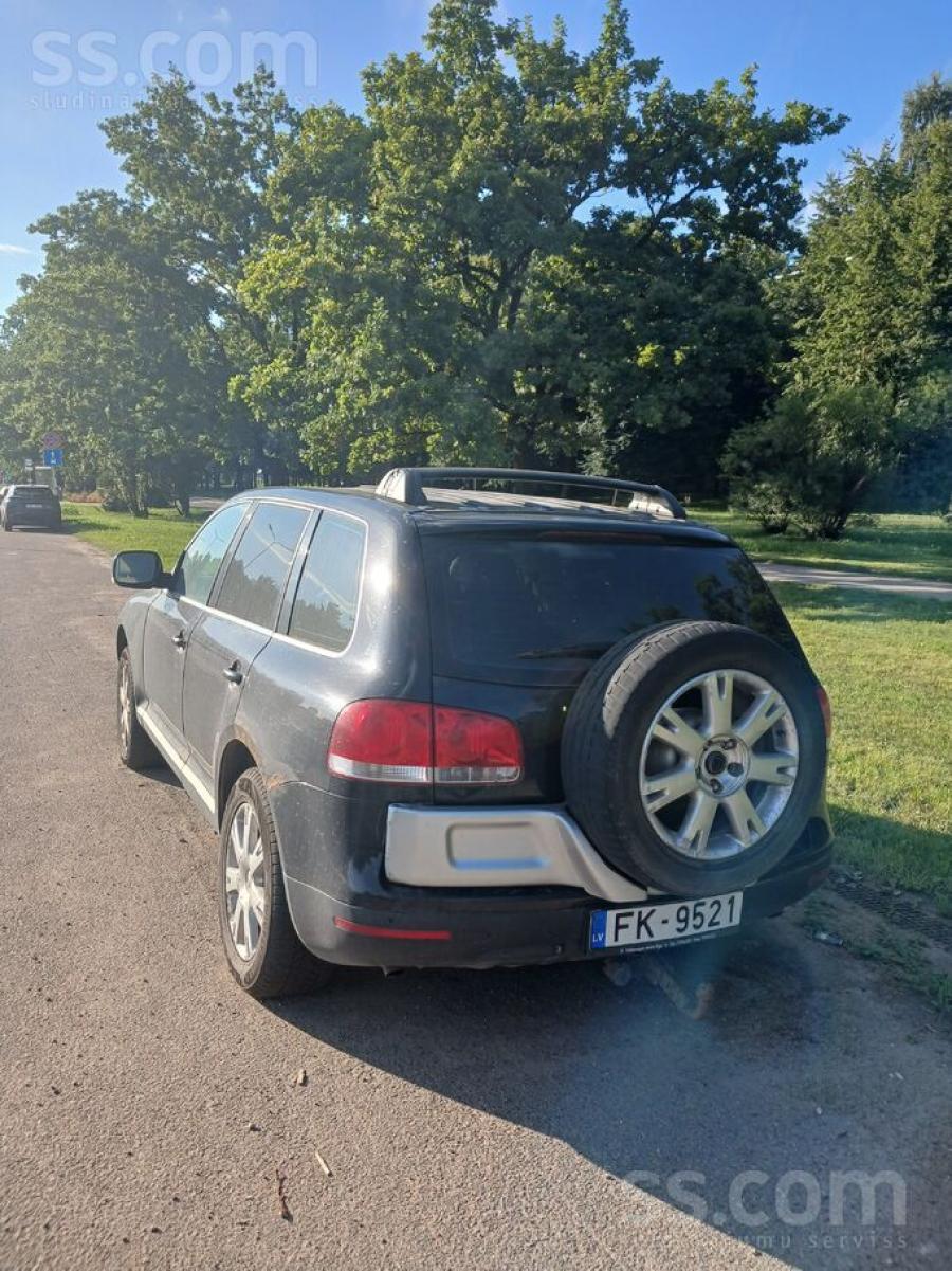Black Volkswagen Touareg 2005 in Riga, with an engine capacity of 2.50 L and mileage of 402 thousand km for 1100 €, photo 5 on AUTOMOTO.COM.LV