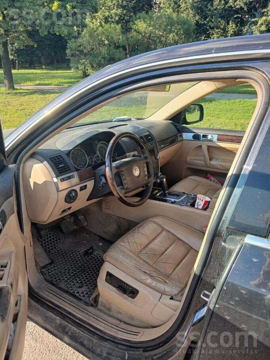 Black Volkswagen Touareg 2005 in Riga, with an engine capacity of 2.50 L and mileage of 402 thousand km for 1100 €, photo 6 on AUTOMOTO.COM.LV