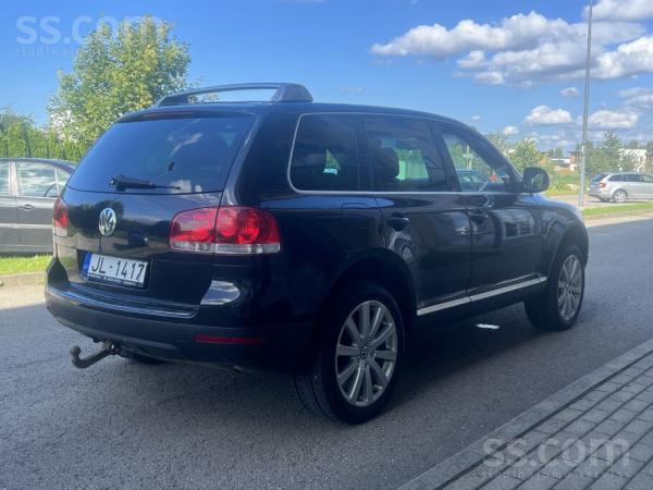 Black Volkswagen Touareg 2005 in Riga, with an engine capacity of 3.00 L and mileage of 400 thousand km for 2400 €, photo 3 on AUTOMOTO.COM.LV