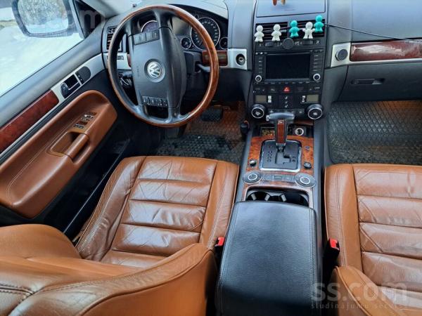 Black Volkswagen Touareg 2005 in Rezekne, with an engine capacity of 3.00 L and mileage of 362 thousand km for 1800 €, photo 5 on AUTOMOTO.COM.LV