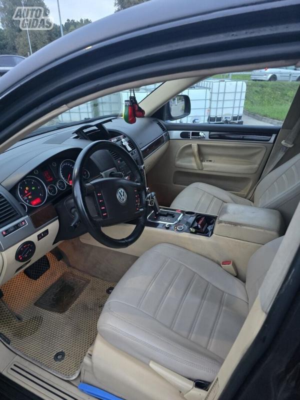Volkswagen Touareg 2005 Viļņa vietnē Melns Volkswagen Touareg 2005 Viļņa, ar dzinēja tilpumu 3.00 L un nobraukumu 346 tūkst. km par 3000 €, foto 4 vietnē AUTOMOTO.COM.LV