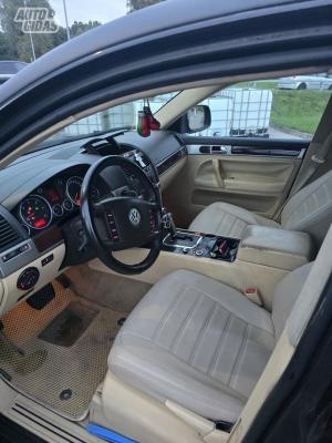 Black Volkswagen Touareg 2005 in Vilnius, with an engine capacity of 3.00 L and mileage of 346 thousand km for 3000 €, photo 4 on AUTOMOTO.COM.LV