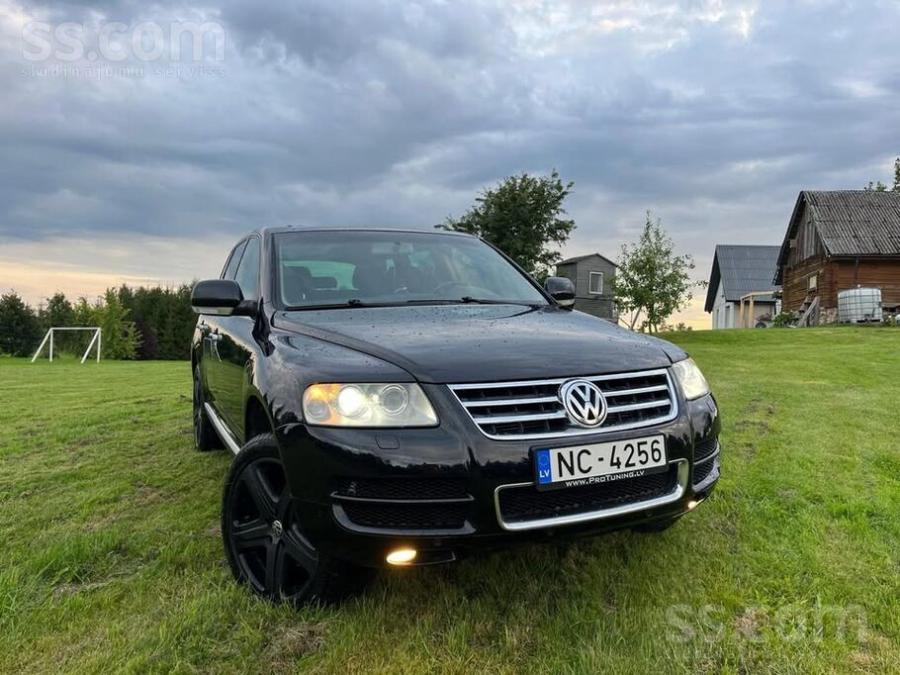 Black Volkswagen Touareg 2005 in Cesis, with an engine capacity of 2.50 L and mileage of 360 thousand km for 3200 €, photo 1 on AUTOMOTO.COM.LV