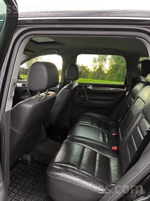 Black Volkswagen Touareg 2005 in Cesis, with an engine capacity of 2.50 L and mileage of 360 thousand km for 3200 €, photo 4 on AUTOMOTO.COM.LV
