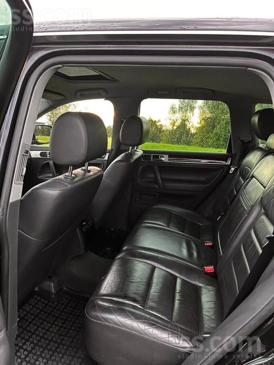 Black Volkswagen Touareg 2005 in Cesis, with an engine capacity of 2.50 L and mileage of 360 thousand km for 3200 €, photo 4 on AUTOMOTO.COM.LV