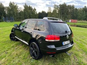 Black Volkswagen Touareg 2005 in Cesis, with an engine capacity of 2.50 L and mileage of 360 thousand km for 3200 €, photo 5 on AUTOMOTO.COM.LV