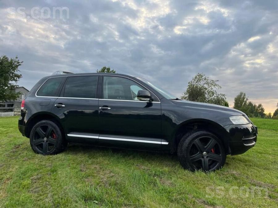 Black Volkswagen Touareg 2005 in Cesis, with an engine capacity of 2.50 L and mileage of 360 thousand km for 3200 €, photo 8 on AUTOMOTO.COM.LV