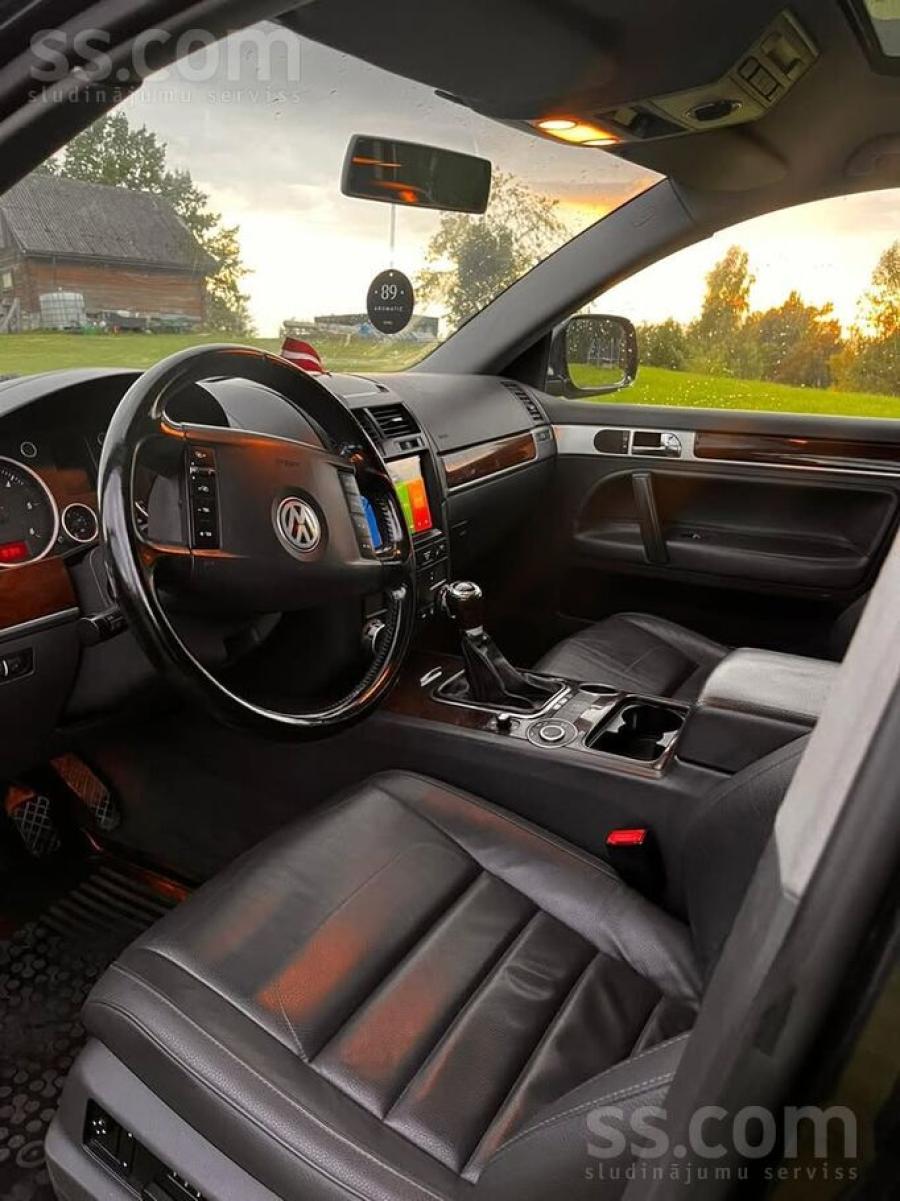 Black Volkswagen Touareg 2005 in Cesis, with an engine capacity of 2.50 L and mileage of 360 thousand km for 3200 €, photo 11 on AUTOMOTO.COM.LV