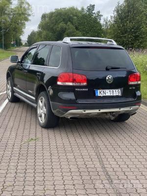Black Volkswagen Touareg 2006 in Ventspils, with an engine capacity of 3.00 L and mileage of 351 thousand km for 4850 €, photo 3 on AUTOMOTO.COM.LV