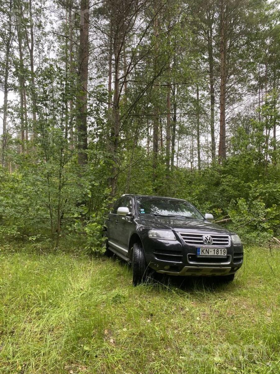 Black Volkswagen Touareg 2006 in Ventspils, with an engine capacity of 3.00 L and mileage of 351 thousand km for 4850 €, photo 10 on AUTOMOTO.COM.LV