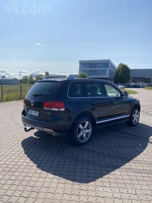 Black Volkswagen Touareg 2006 in Ventspils, with an engine capacity of 3.00 L and mileage of 351 thousand km for 4850 €, photo 11 on AUTOMOTO.COM.LV
