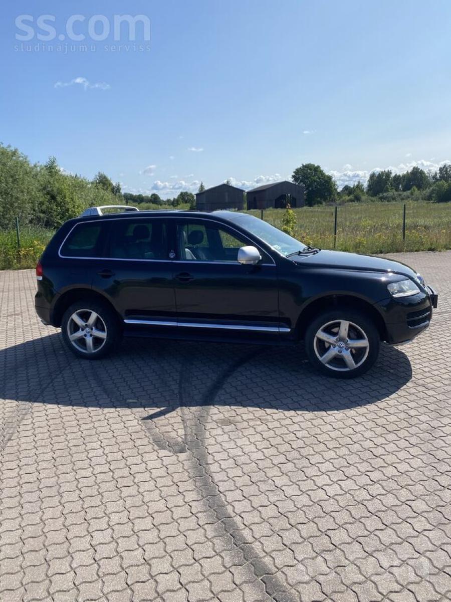 Black Volkswagen Touareg 2006 in Ventspils, with an engine capacity of 3.00 L and mileage of 351 thousand km for 4850 €, photo 12 on AUTOMOTO.COM.LV