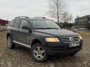Black Volkswagen Touareg 2006 in Vilnius, with an engine capacity of 2.46 L and mileage of 289 thousand km for 1950 €, photo  on AUTOMOTO.COM.LV