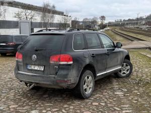 Black Volkswagen Touareg 2006 in Vilnius, with an engine capacity of 2.46 L and mileage of 289 thousand km for 1950 €, photo 2 on AUTOMOTO.COM.LV