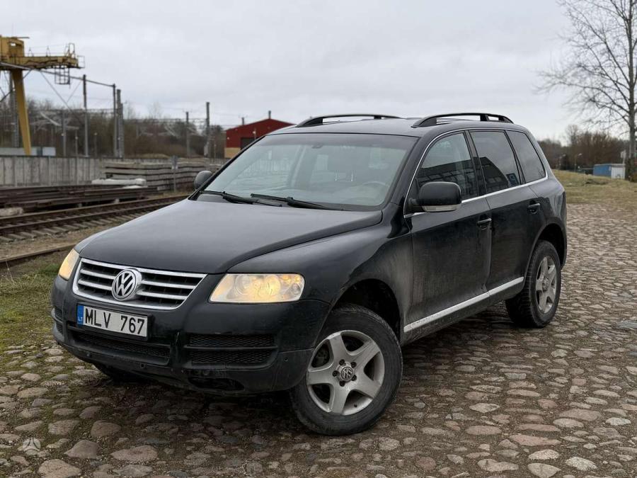 Black Volkswagen Touareg 2006 in Vilnius, with an engine capacity of 2.46 L and mileage of 289 thousand km for 1950 €, photo 3 on AUTOMOTO.COM.LV