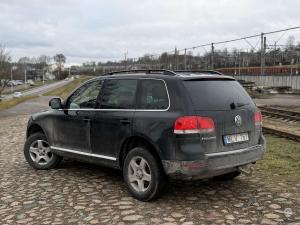 Black Volkswagen Touareg 2006 in Vilnius, with an engine capacity of 2.46 L and mileage of 289 thousand km for 1950 €, photo 4 on AUTOMOTO.COM.LV