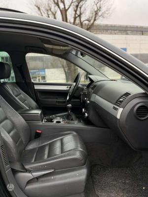 Black Volkswagen Touareg 2006 in Vilnius, with an engine capacity of 2.46 L and mileage of 289 thousand km for 1950 €, photo 8 on AUTOMOTO.COM.LV