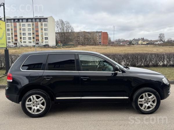 Black Volkswagen Touareg 2006 in Jelgava, with an engine capacity of 3.00 L and mileage of 372 thousand km for 3100 €, photo 4 on AUTOMOTO.COM.LV