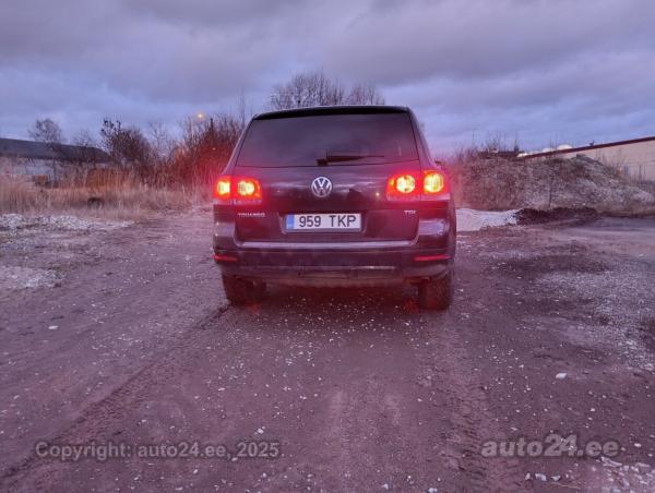 Melns Volkswagen Touareg 2006 Tallina, ar dzinēja tilpumu 2.50 L un nobraukumu 417 tūkst. km par 2290 €, foto 4 vietnē AUTOMOTO.COM.LV