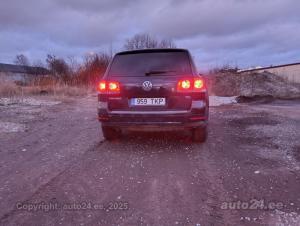 Black Volkswagen Touareg 2006 in Tallinn, with an engine capacity of 2.50 L and mileage of 417 thousand km for 2290 €, photo 4 on AUTOMOTO.COM.LV