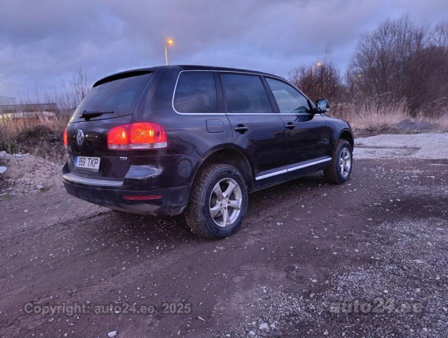 Black Volkswagen Touareg 2006 in Tallinn, with an engine capacity of 2.50 L and mileage of 417 thousand km for 2290 €, photo 5 on AUTOMOTO.COM.LV
