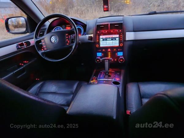 Melns Volkswagen Touareg 2006 Tallina, ar dzinēja tilpumu 2.50 L un nobraukumu 417 tūkst. km par 2290 €, foto 11 vietnē AUTOMOTO.COM.LV